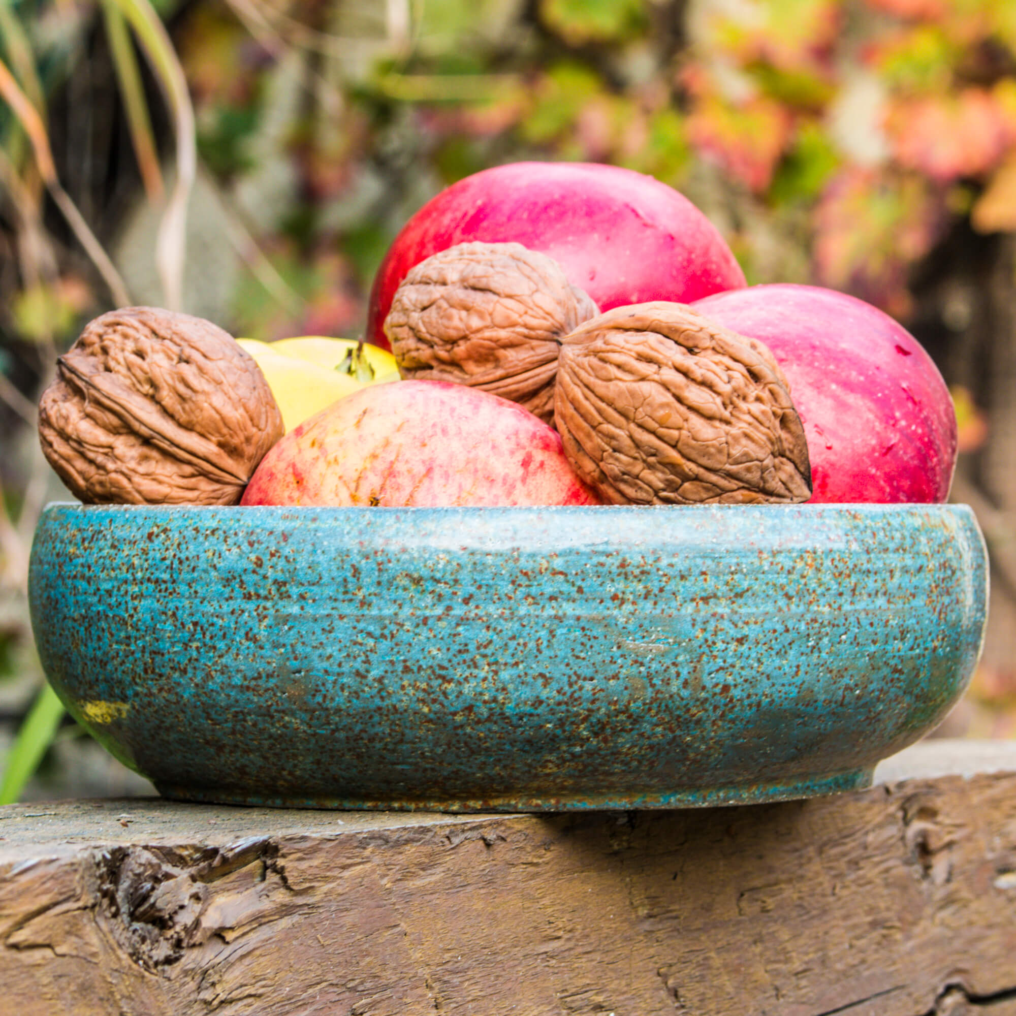 Blaue (Obst) Schale mit organischer Innenseite